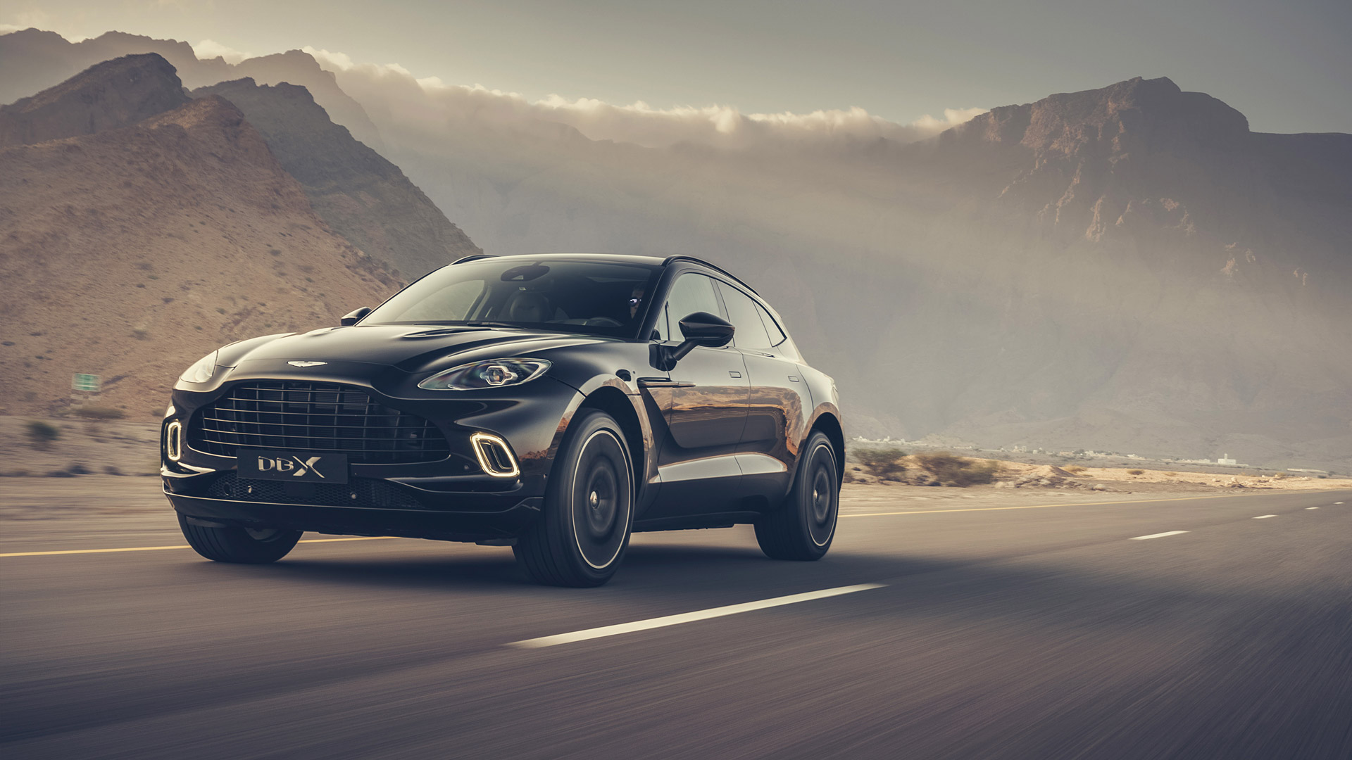 Aston Martin DBX, 7 kişilik ve Coupe versiyonları olacak - OTOPARK.com