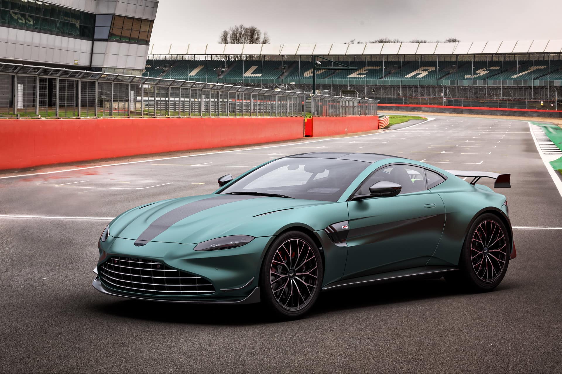 Aston Martin Vantage Formula 1 özel versiyonu Türkiye'de! - OTOPARK.COM