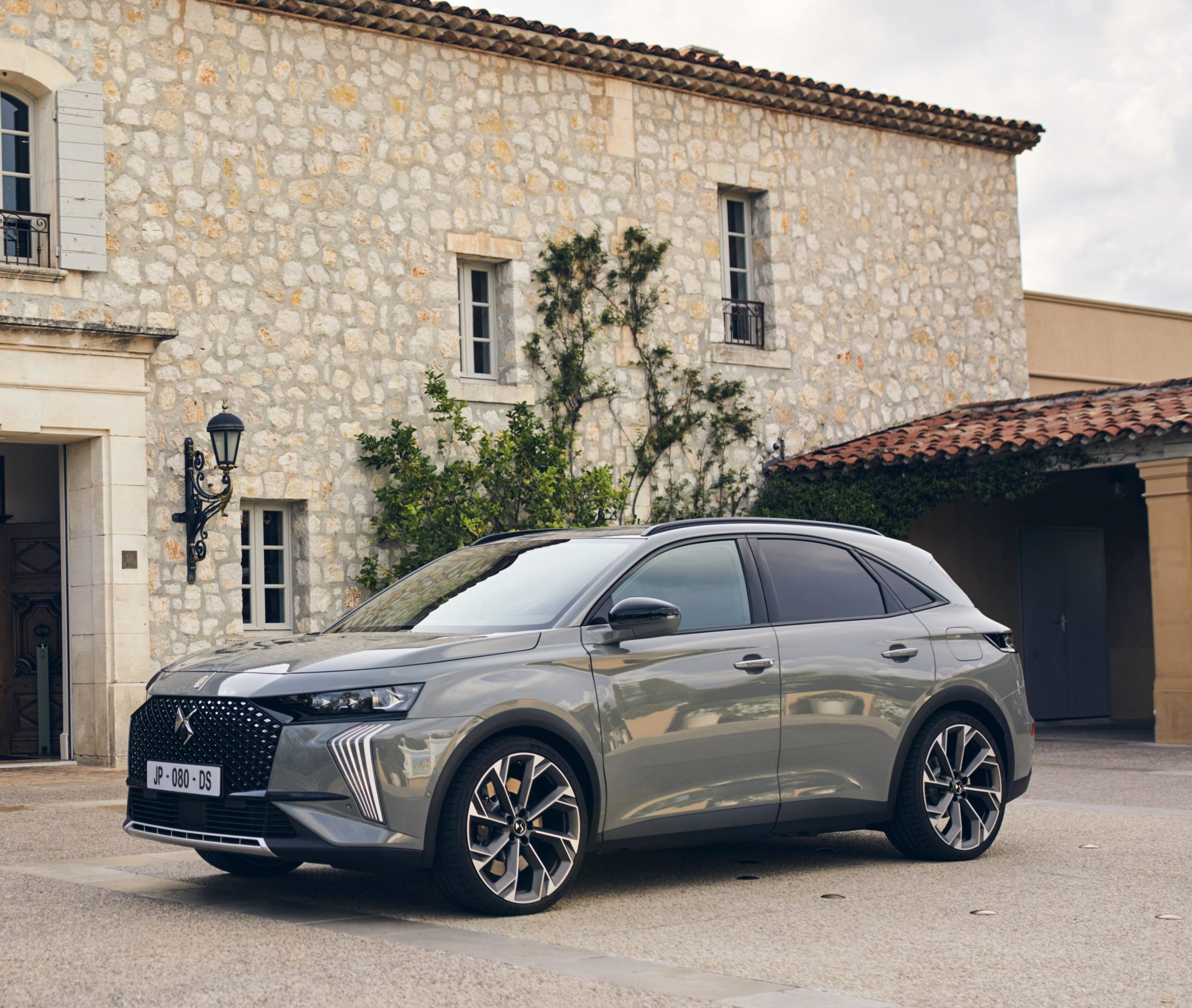 DS 7 model ailesinin en üst versiyonu Türkiye'de! - OTOPARK.COM